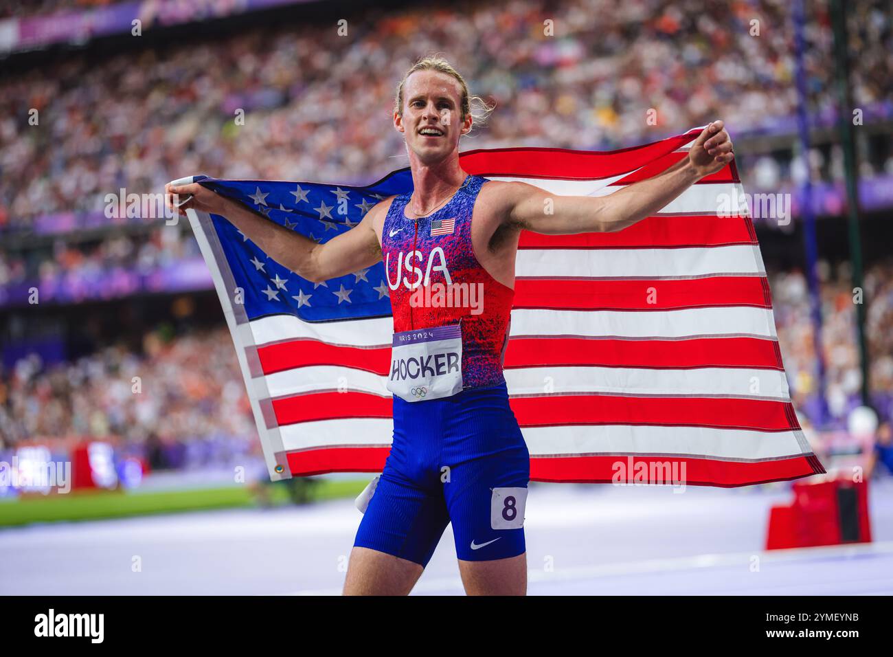 Cole Hocker celebrating her medal with her country's flag at the Paris ...