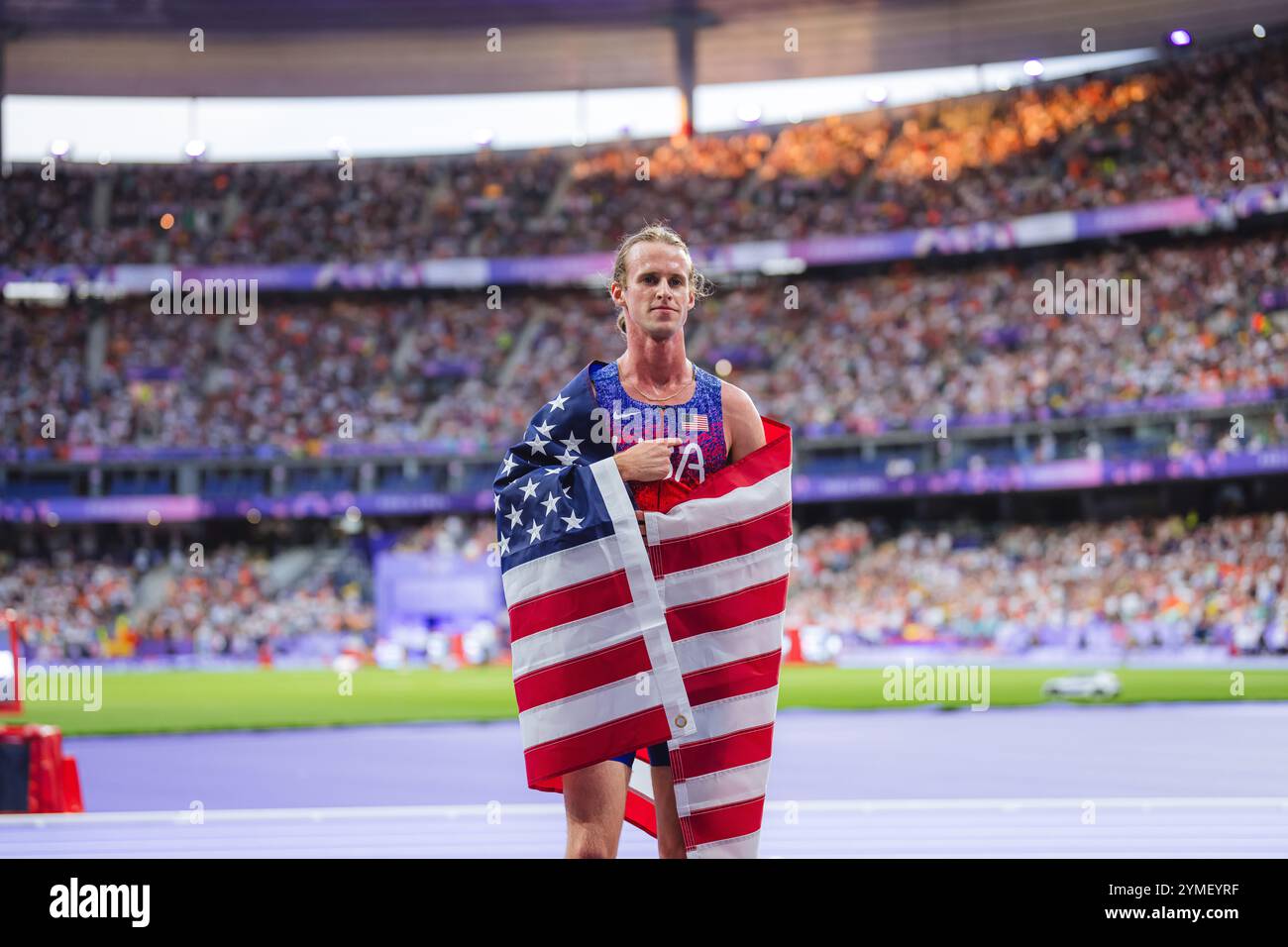 Cole Hocker celebrating her medal with her country's flag at the Paris ...