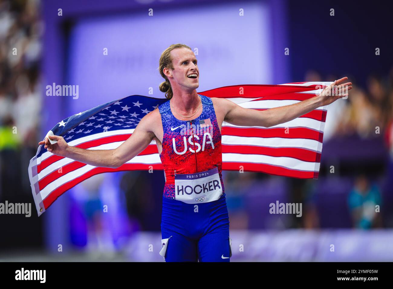 Cole Hocker celebrating her medal with her country's flag at the Paris ...