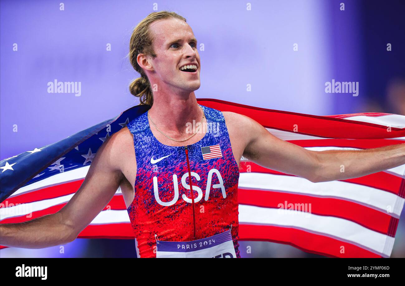 Cole Hocker celebrating her medal with her country's flag at the Paris ...