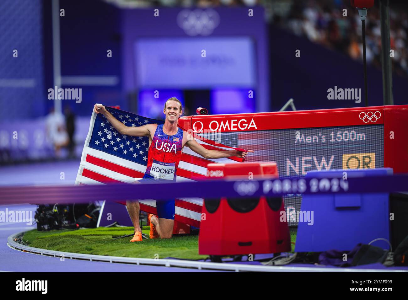 Cole Hocker celebrating her medal with her country's flag at the Paris ...
