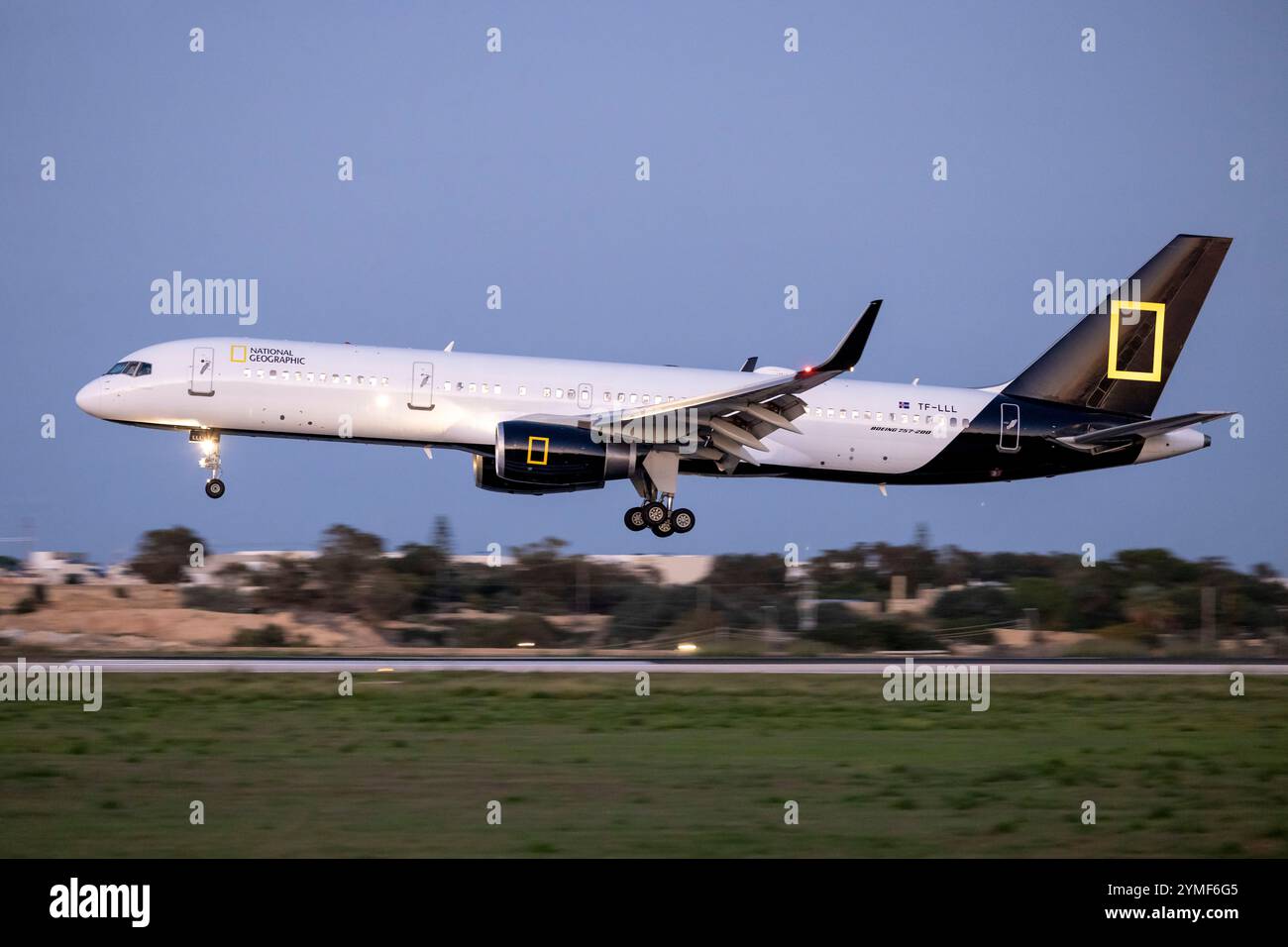 National Geographic (Icelandair) Boeing 757-256 (Reg: TF-LLL) landing ...