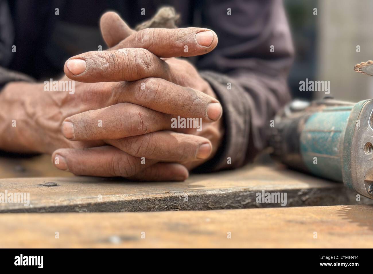 Elderly male construction worker hi-res stock photography and images ...