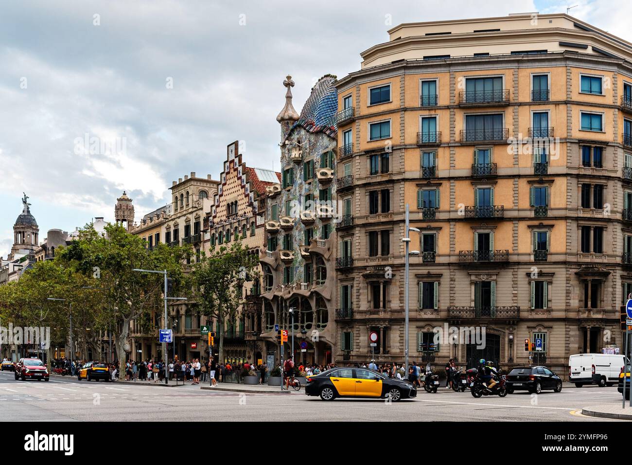Barcelona dragon roof hi-res stock photography and images - Alamy