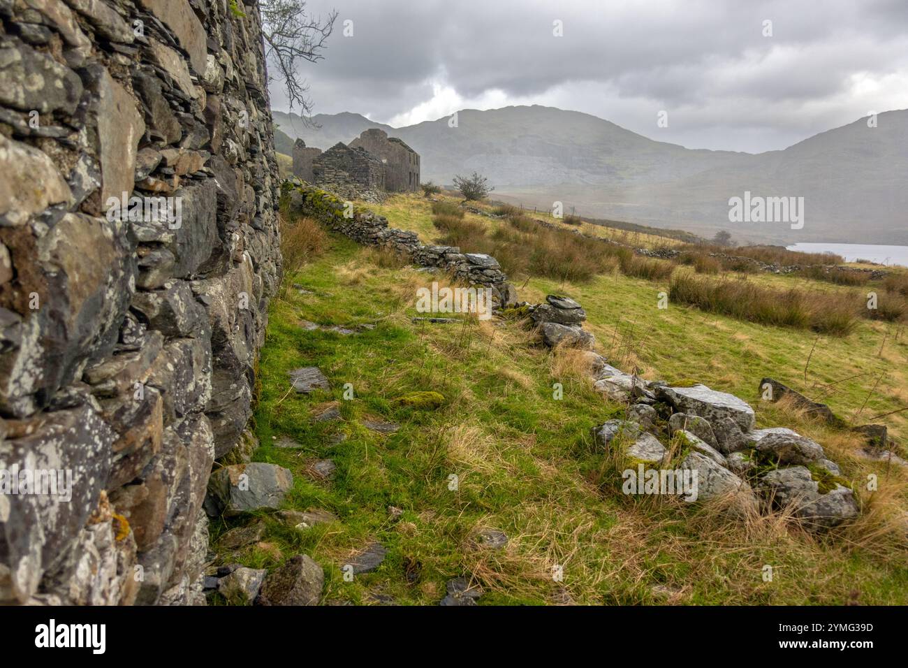 Ruin ed farm on the path to Cwm Ystradllyn and Gorseddau and Prince of ...