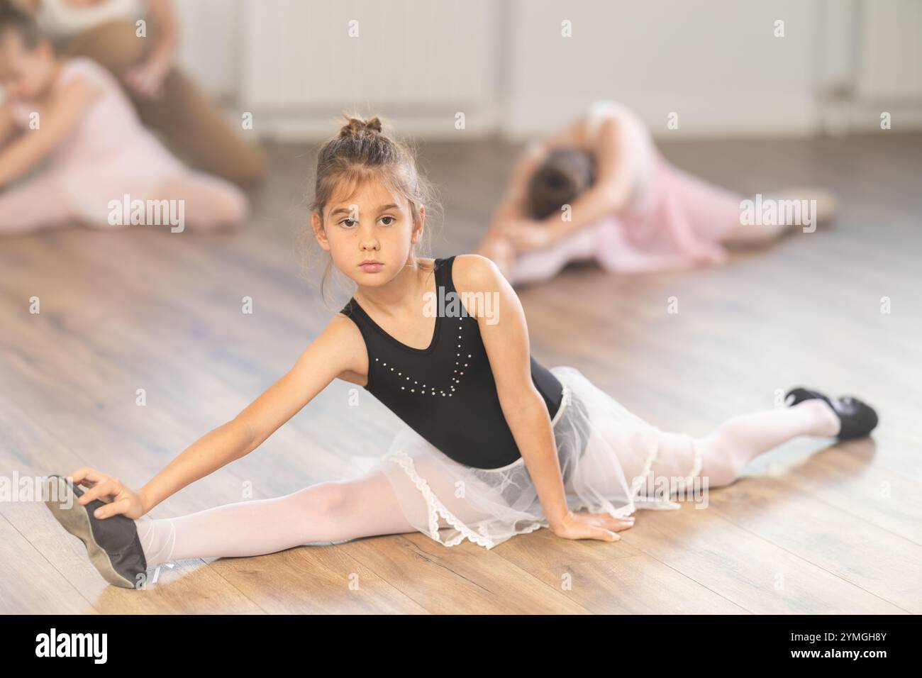 Sit on splits girl hi-res stock photography and images - Alamy