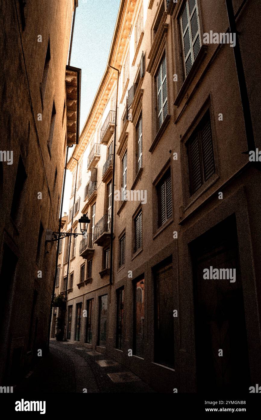 Brick alleyway between two buildings hi-res stock photography and ...