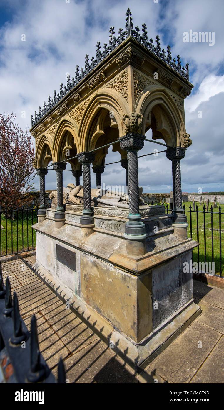 The tomb of Grace Darling in Bamburgh graveyard Stock Photo - Alamy