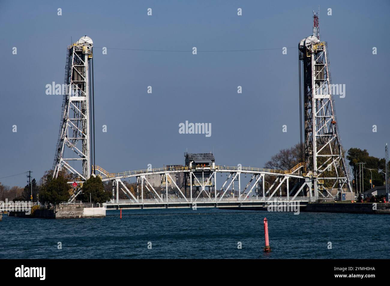 Clarence street vertical lift bridge hi-res stock photography and ...