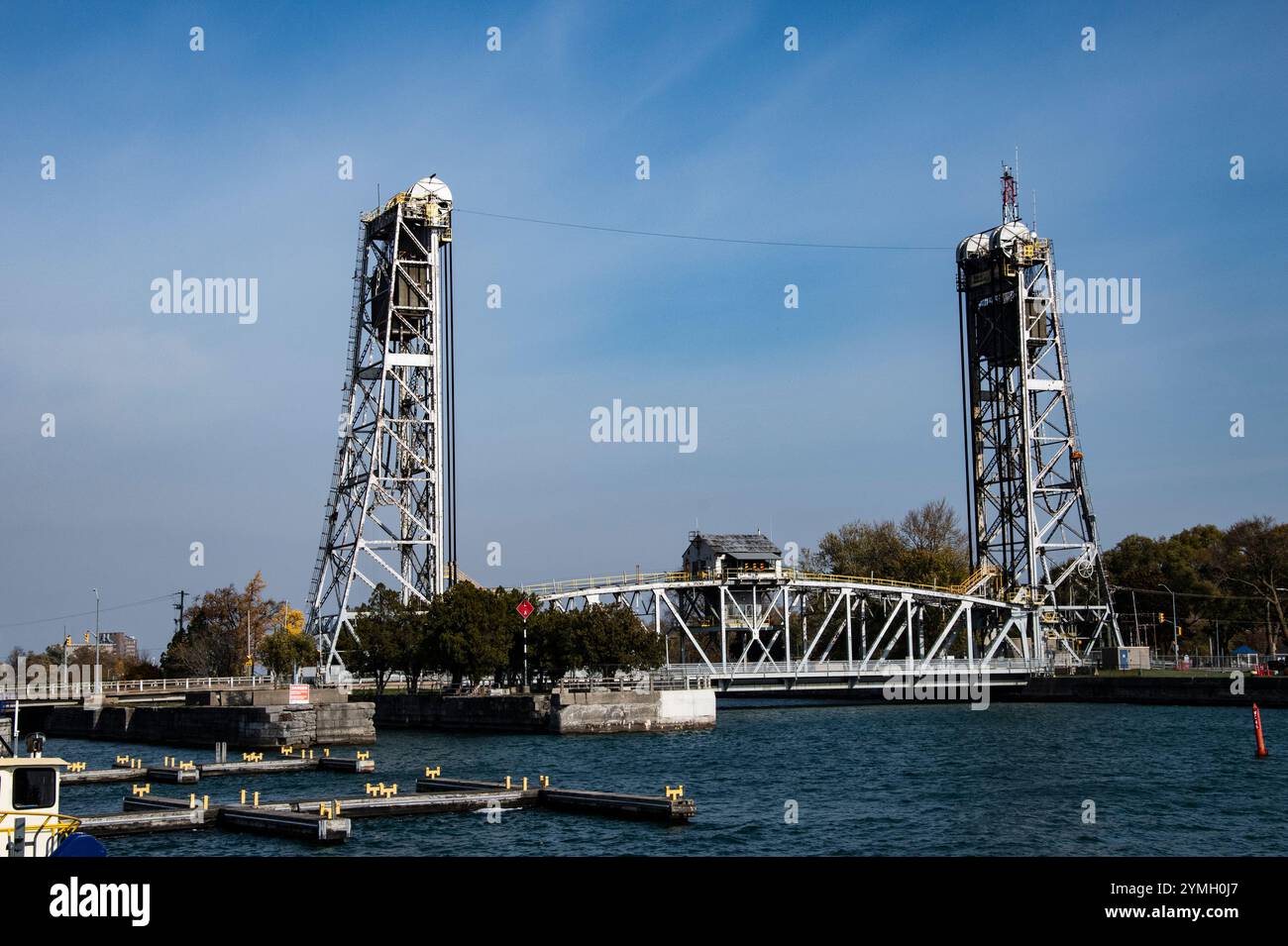 Clarence street vertical lift bridge hi-res stock photography and ...