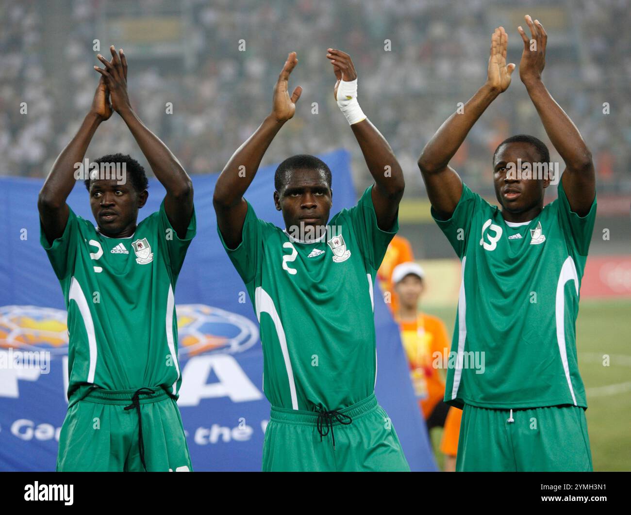 Footballer clapping hands hi-res stock photography and images - Alamy
