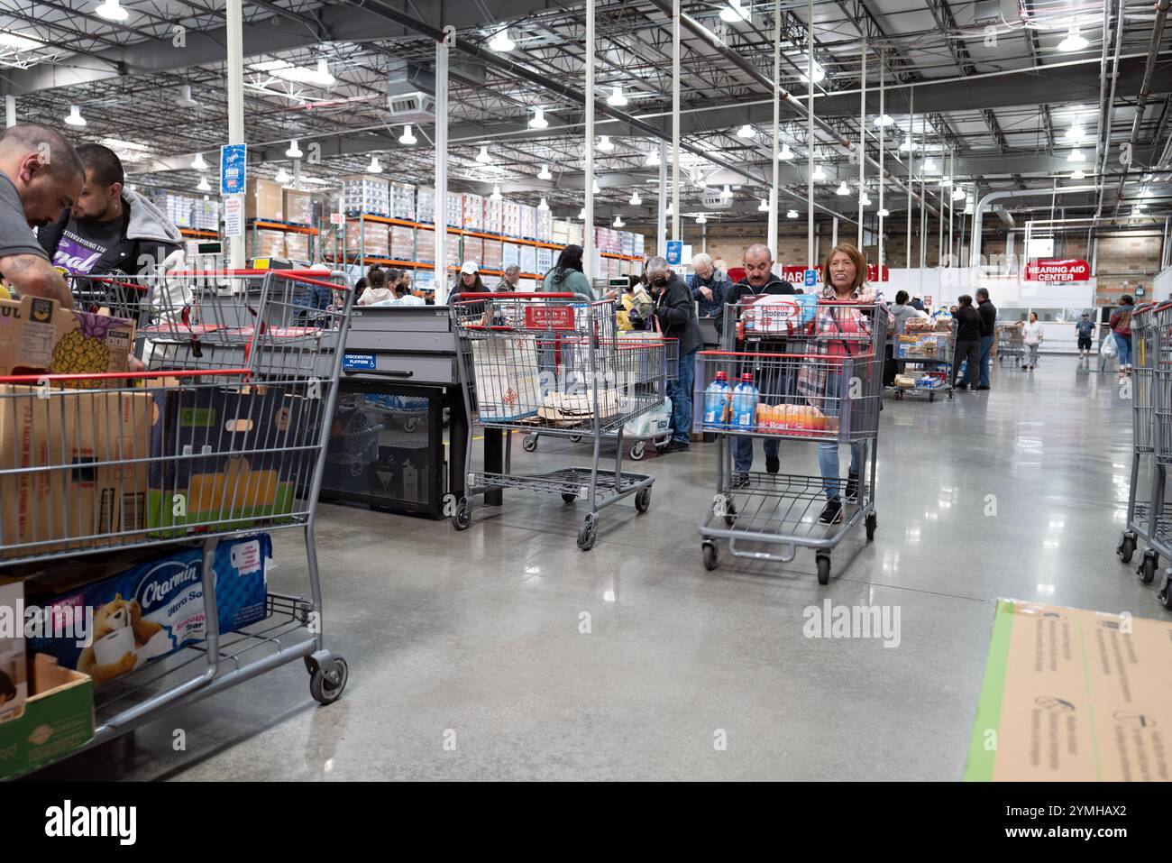 Costco wholesale warehouse interior hi-res stock photography and images ...