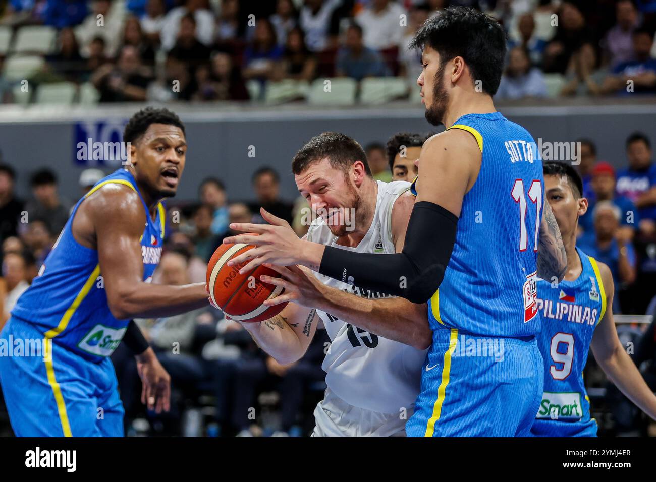 Pasay City. 21st Nov, 2024. Thomas Vodanovich (C) of New Zealand breaks ...