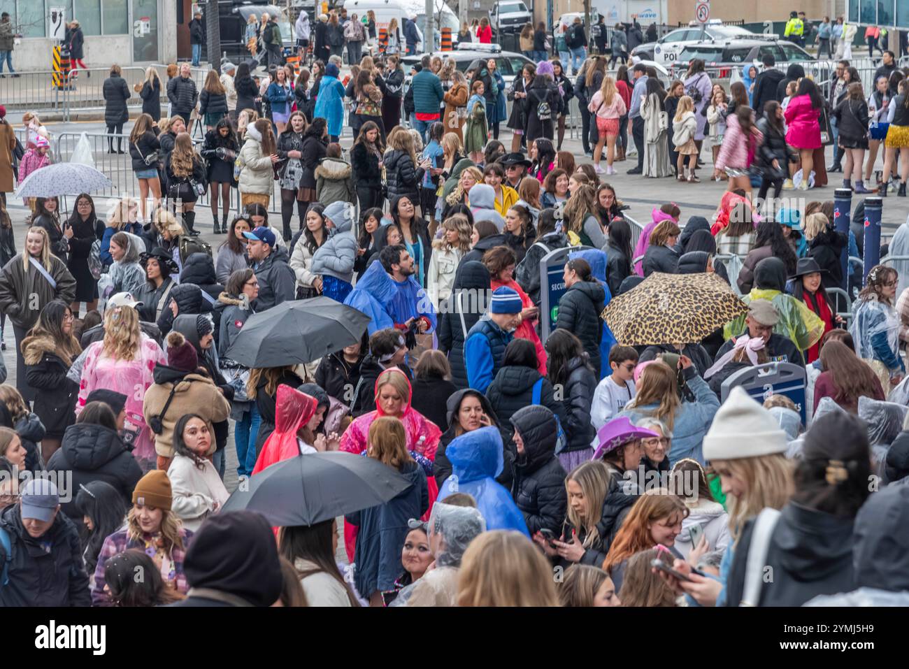 Taylor swift crowd hi-res stock photography and images - Alamy