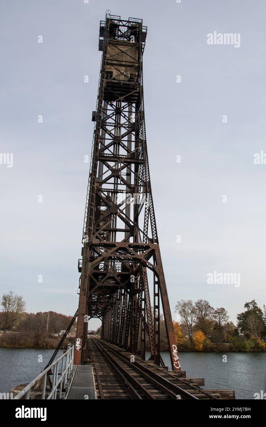 Vertical bridges hi-res stock photography and images - Alamy