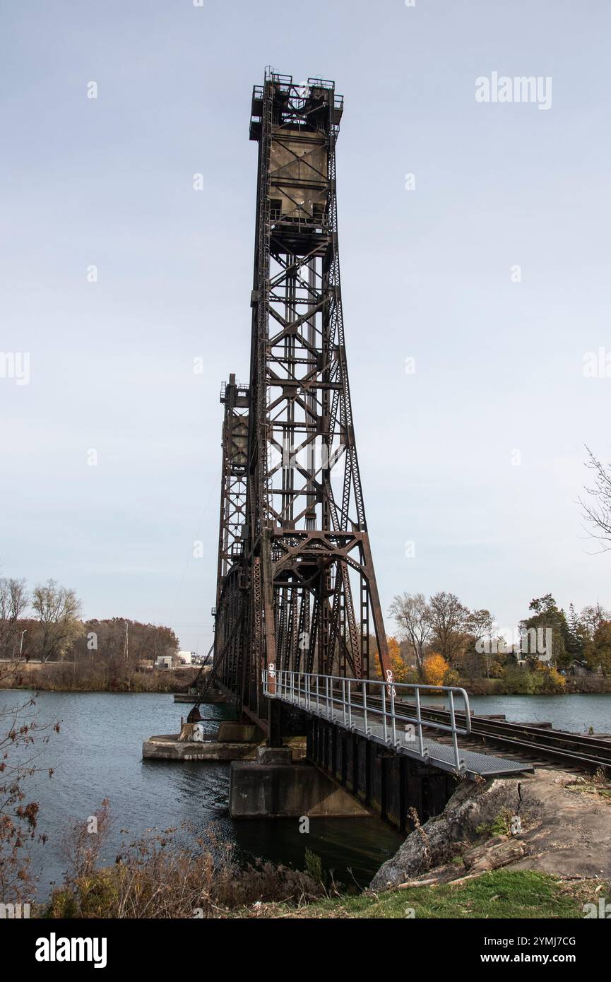 Lift bridge vertical tracks hi-res stock photography and images - Alamy