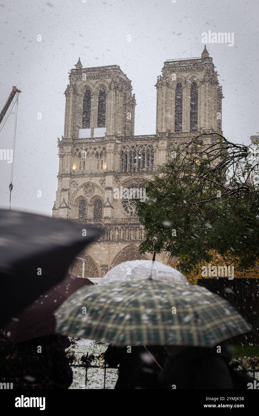View of the main faÁade of Notre Dame Cathedral during the snowfall of ...