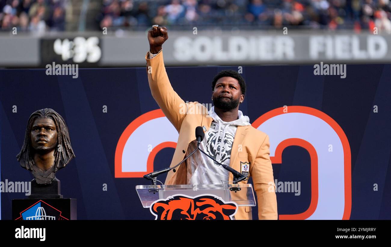 Chicago Bears Hall of Fame return man Devin Hester salutes the crowd ...