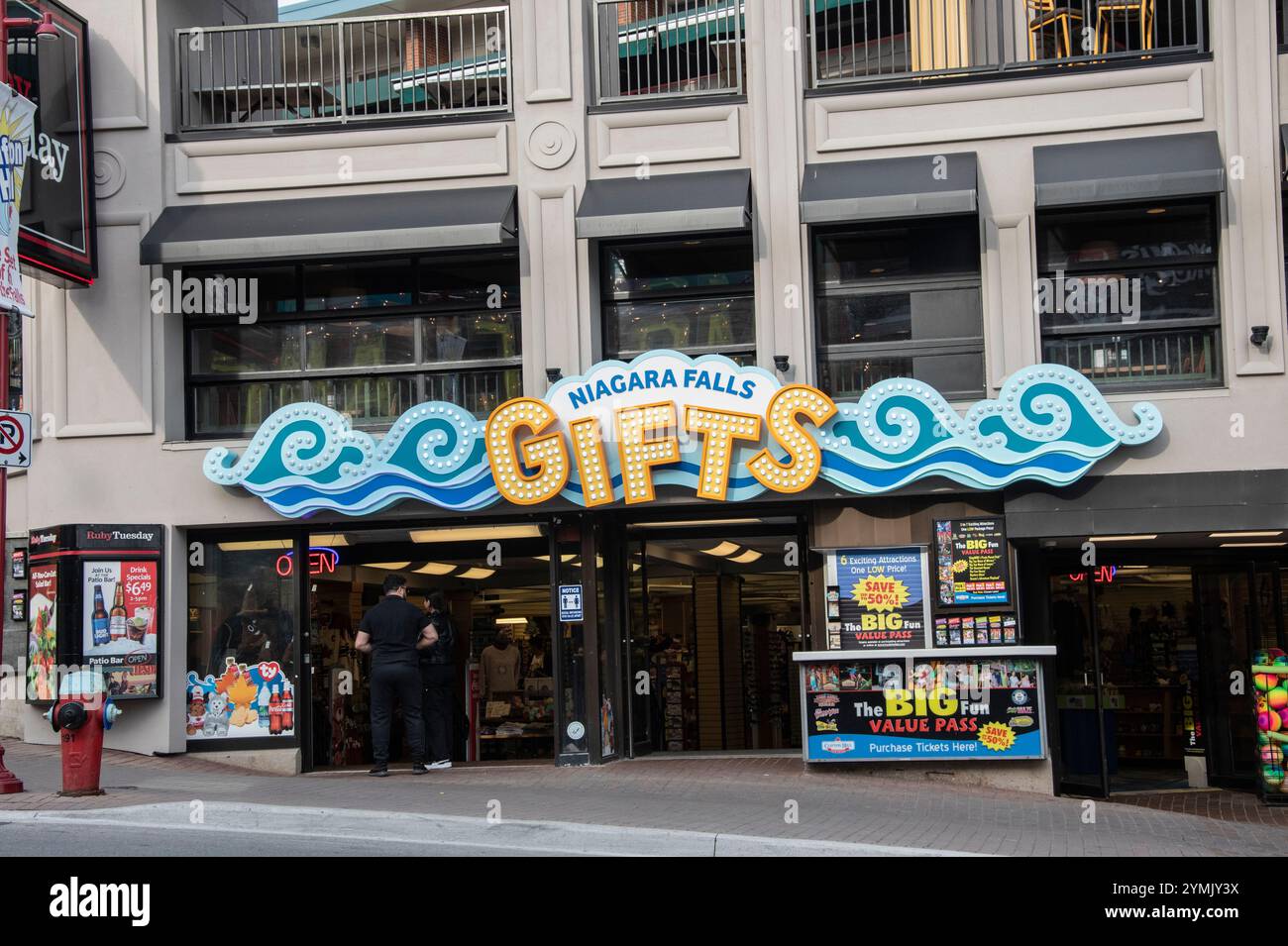 Niagara falls souvenir store hi-res stock photography and images - Alamy