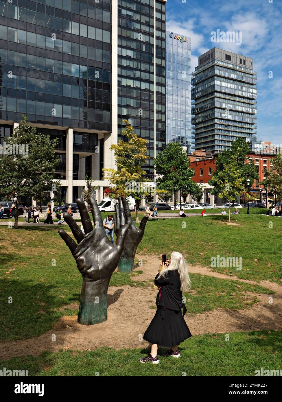 Toronto Canada / The very popular Berczy Park's Bronze Hands Sculpture ...