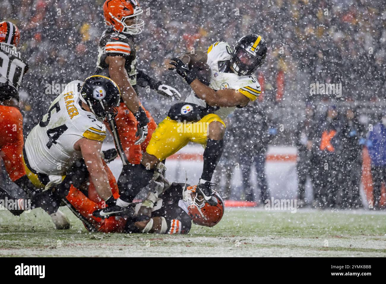 Pittsburgh Steelers running back Jaylen Warren (30) rushes for a ...