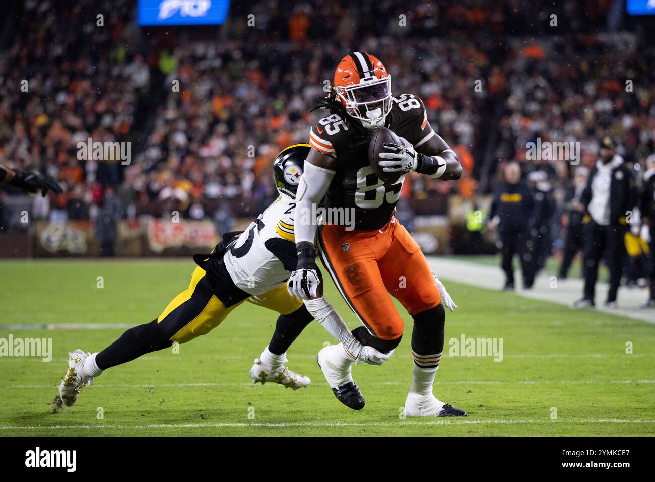 Cleveland Browns tight end David Njoku (85) attempts to break free from ...
