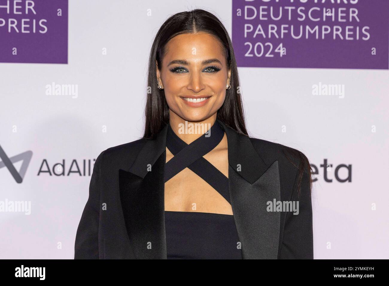 Moderatorin Amira Aly bei den DUFTSTARS 2024 - Deutscher Parfumpreis ...