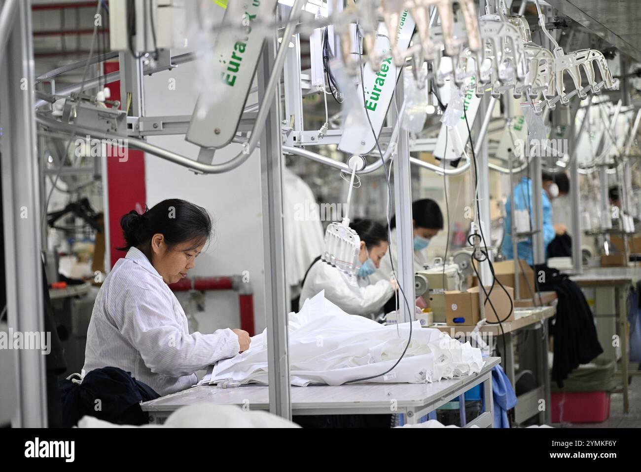 Factory workers assembly line china hi-res stock photography and images ...