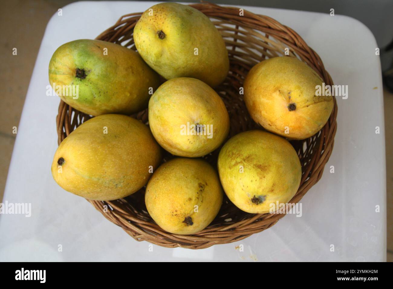 Dasheri mango, cultivar of mango (Mangifera indica), on display Stock ...