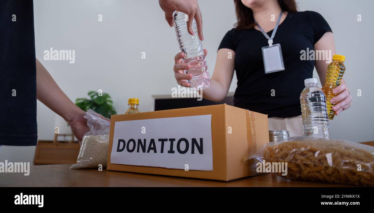 Volunteers packing hi-res stock photography and images - Alamy