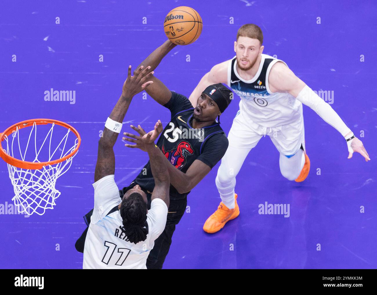 (241122) -- TORONTO, Nov. 22, 2024 (Xinhua) -- Chris Boucher (C) of ...