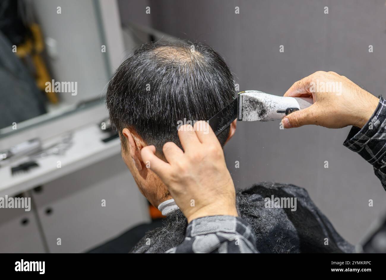 Male client getting a haircut by hairdresser Stock Photo - Alamy