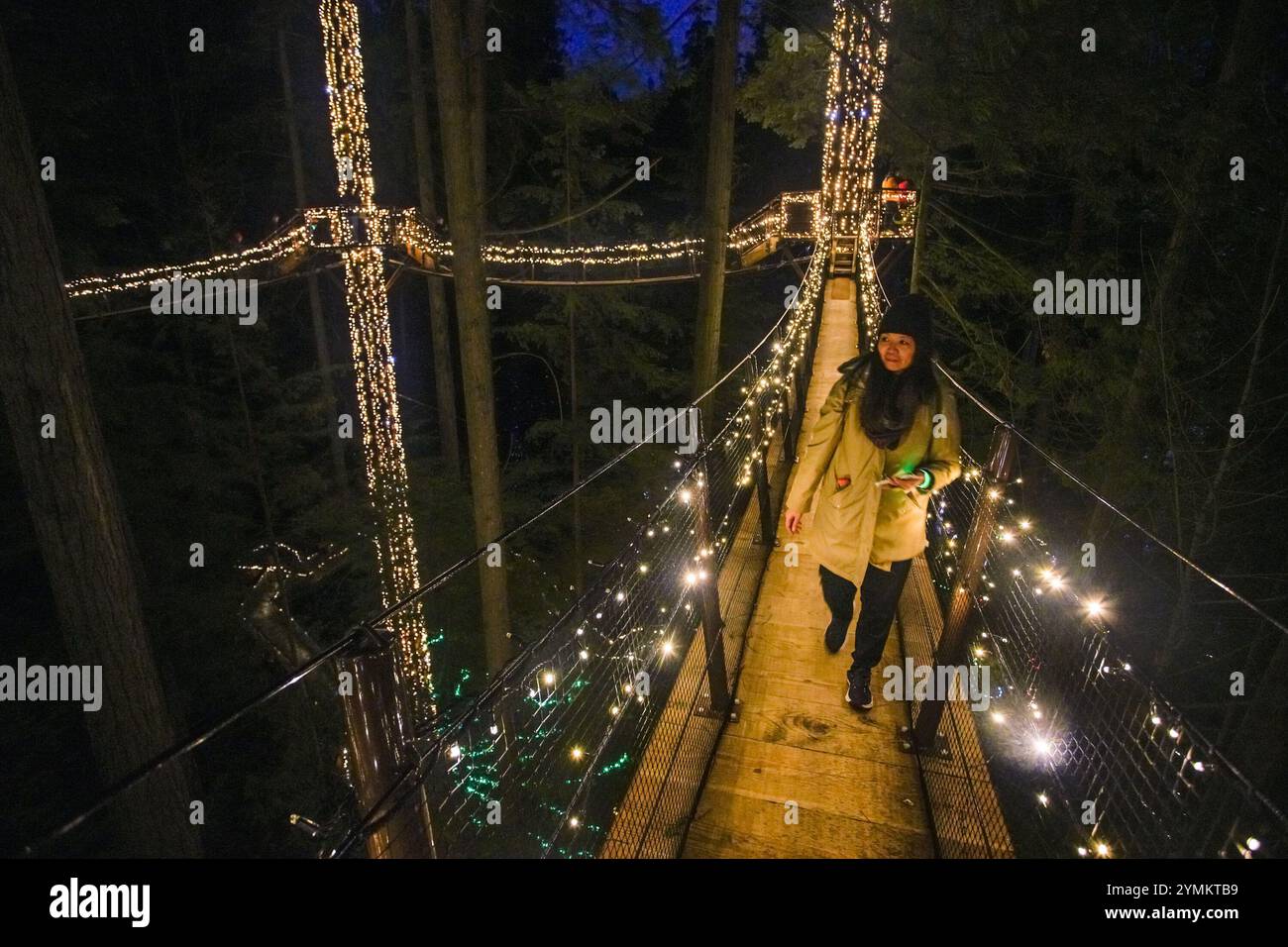 (241122) -- VANCOUVER, Nov. 22, 2024 (Xinhua) -- A visitor walks along ...