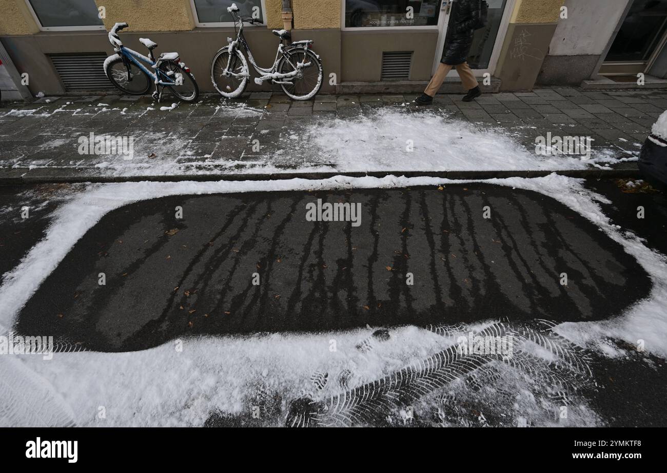 Munich, Germany. 22nd Nov, 2024. A car has left its mark after a night ...