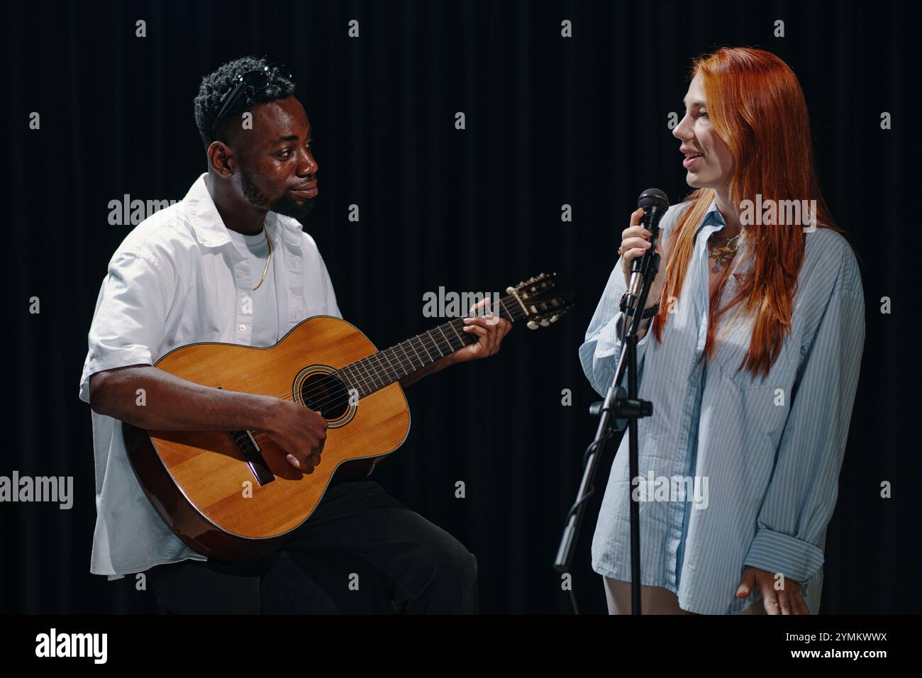 Musical duo performance hi-res stock photography and images - Alamy