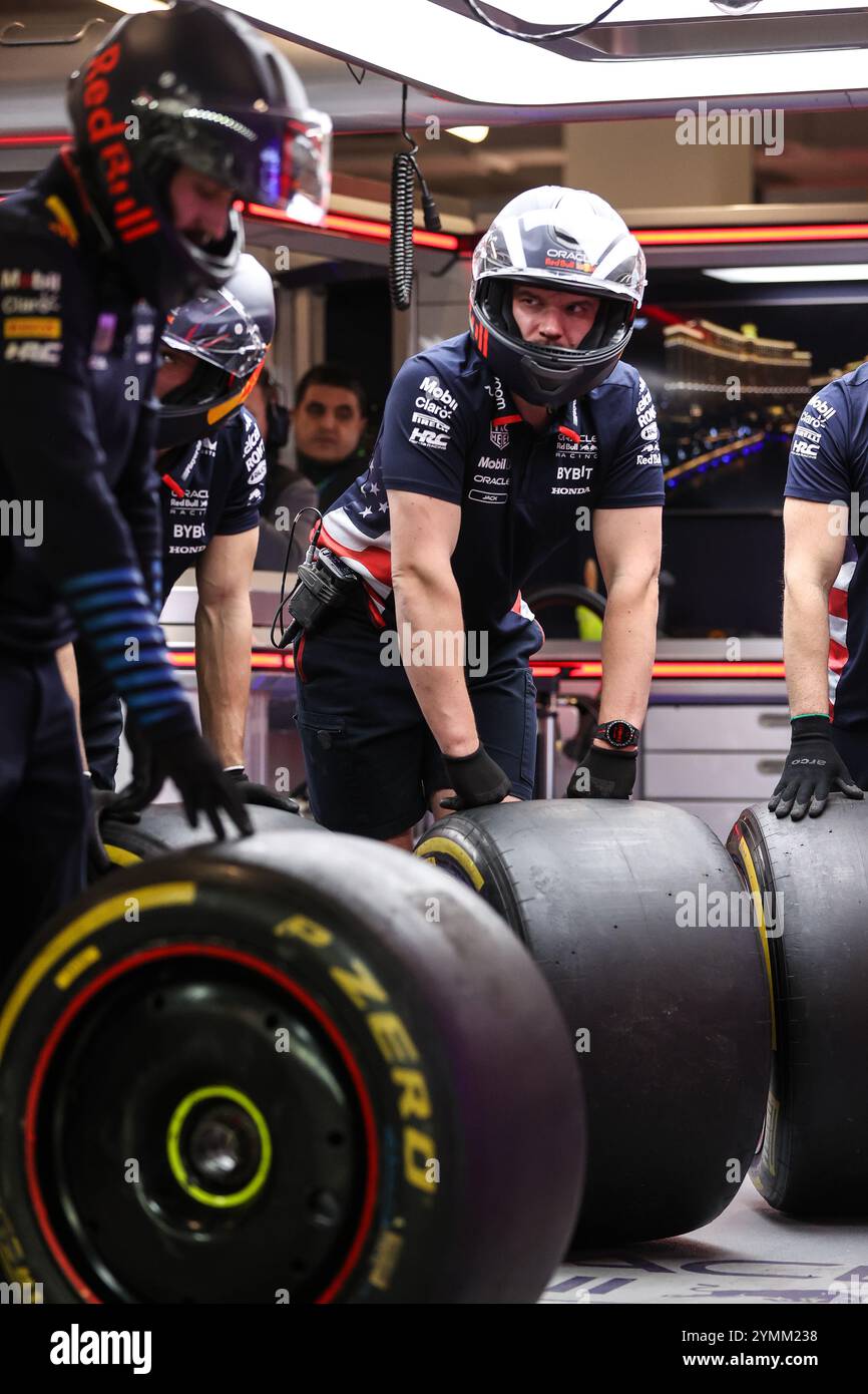 Las Vegas, NV, USA. 21st Nov, 2024. Red Bull Racing Honda team members ...