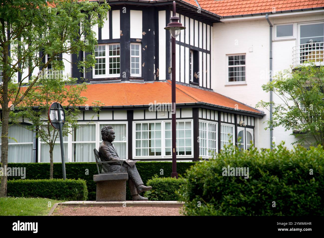 Standbeeld Albert Einstein (Albert Einstein bench statue) in front of ...