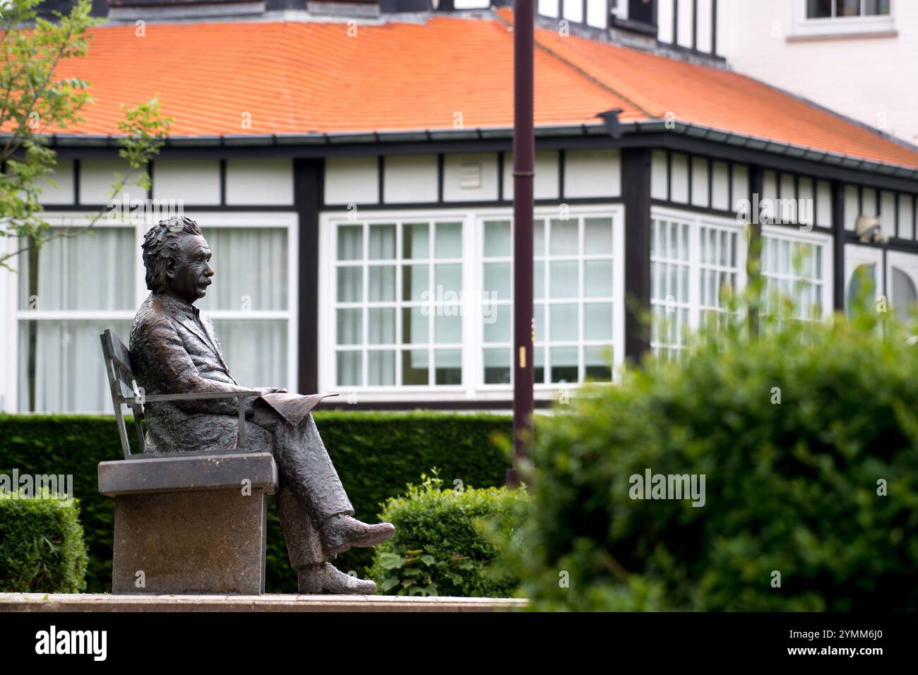 Standbeeld Albert Einstein (Albert Einstein bench statue) in front of ...