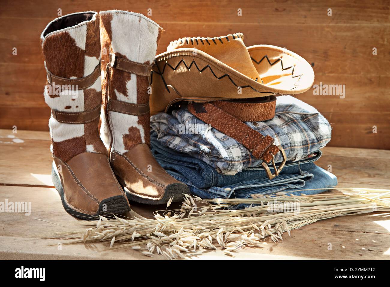 Cowboy boots, cowboy hat in a western setting Stock Photo - Alamy