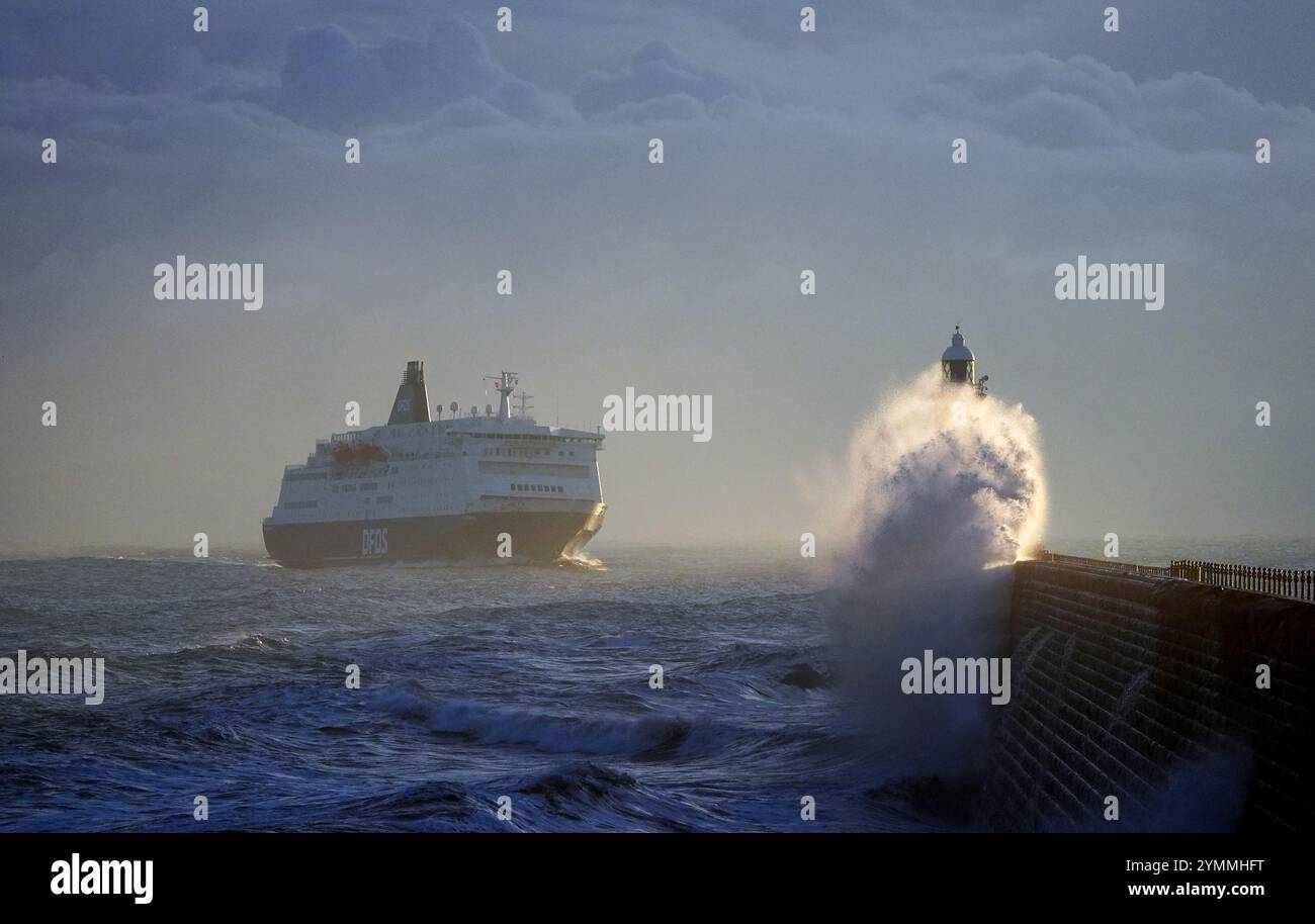 The DFDS ferry King Seaway battles rough seas near Tynemouth pier ...