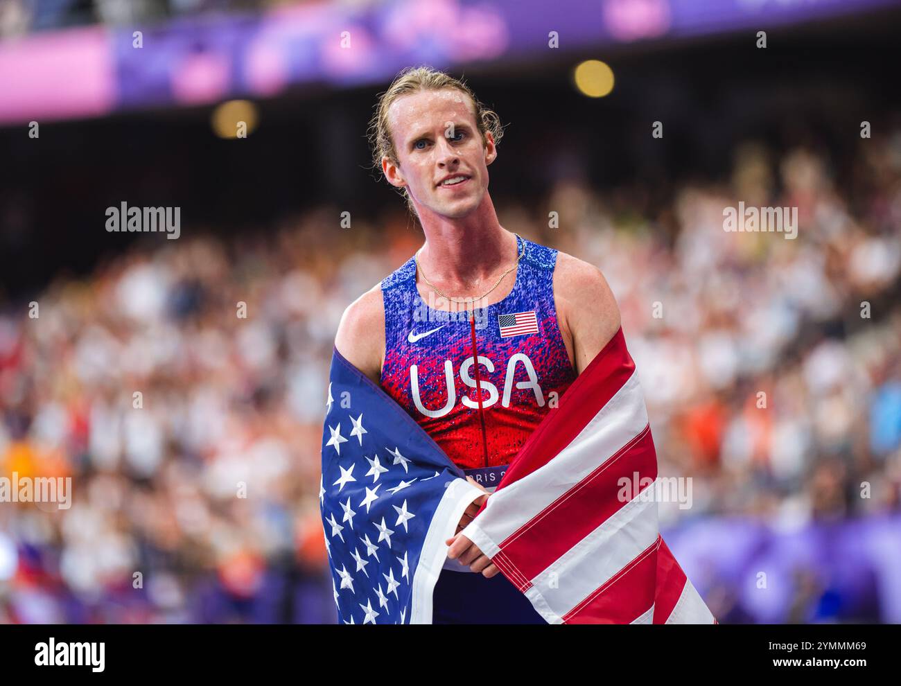 Cole Hocker celebrating her medal with her country's flag at the Paris ...