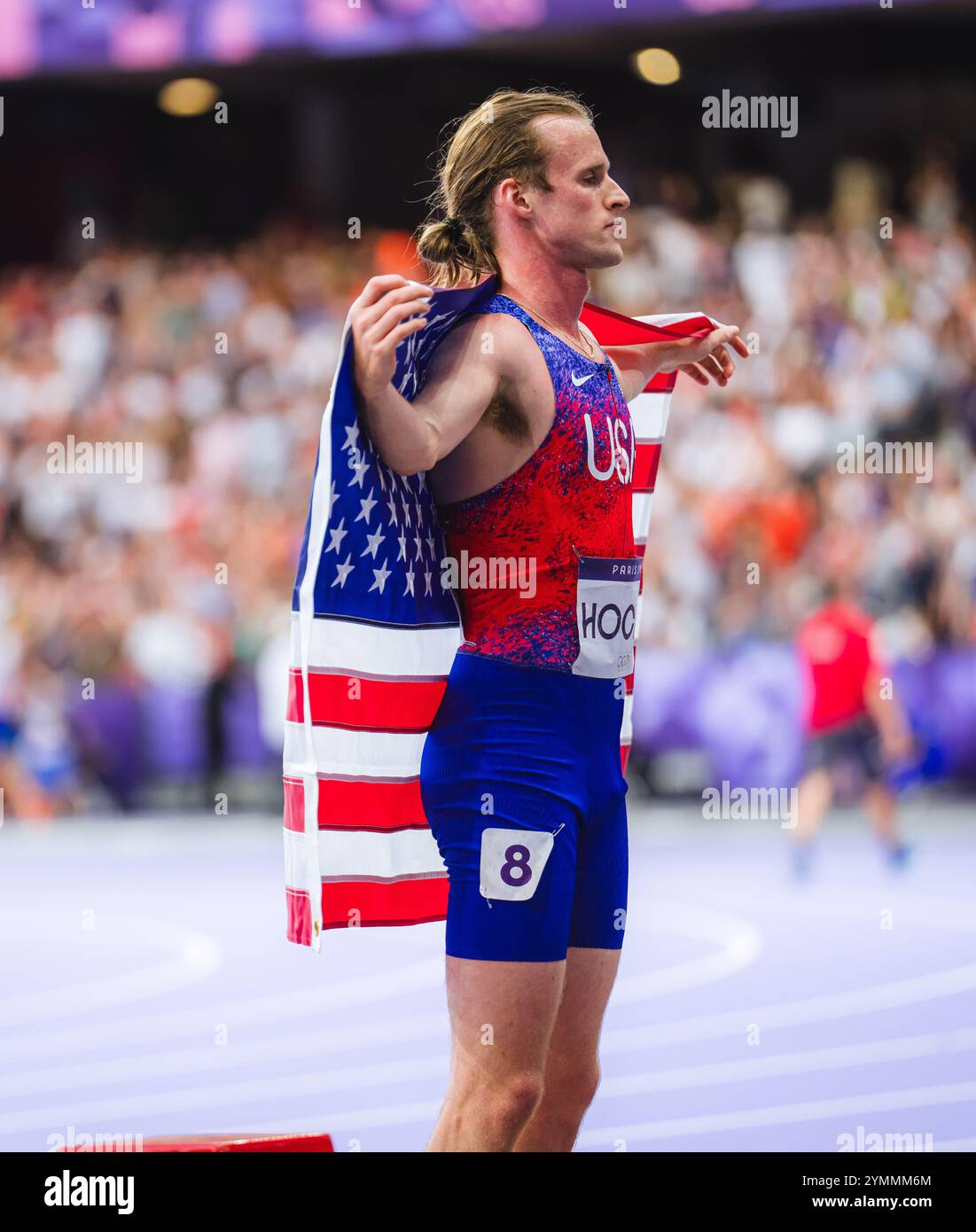 Cole Hocker celebrating her medal with her country's flag at the Paris ...