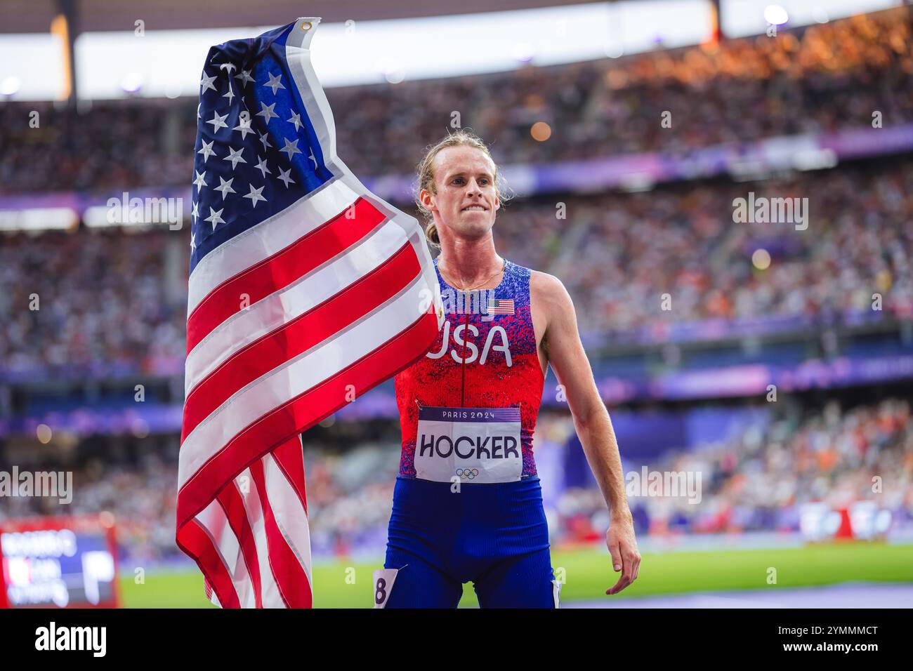 Cole Hocker celebrating her medal with her country's flag at the Paris ...