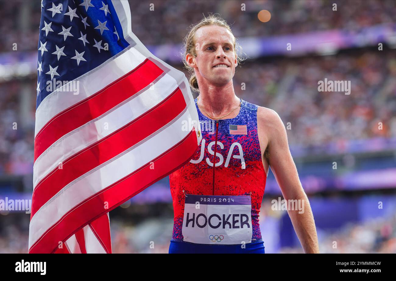 Cole Hocker celebrating her medal with her country's flag at the Paris ...