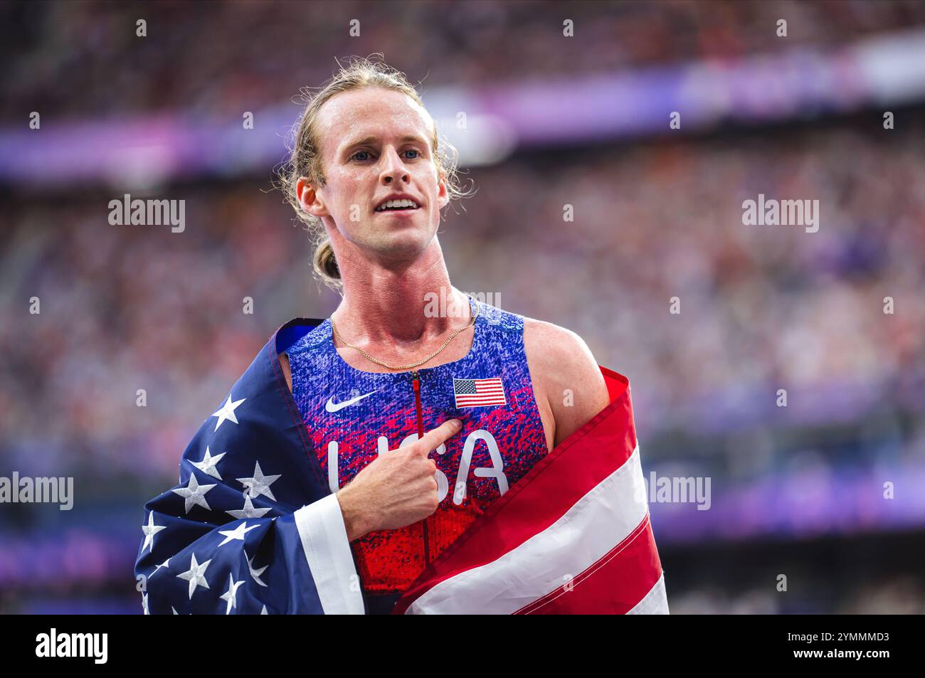 Cole Hocker celebrating her medal with her country's flag at the Paris ...