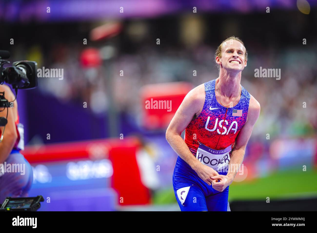 Cole Hocker celebrating her medal with her country's flag at the Paris ...