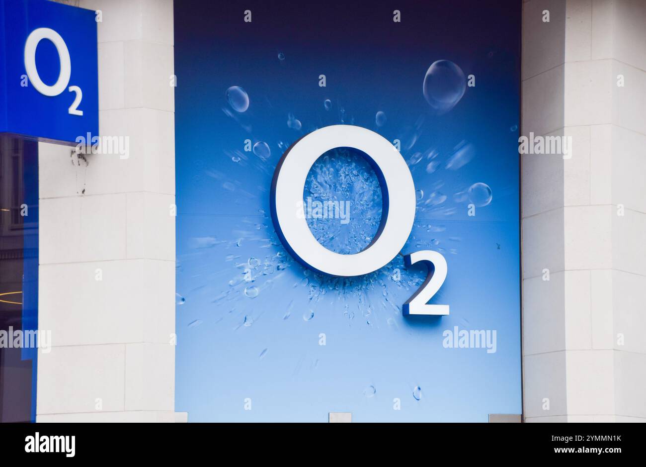 London, UK. 27th Aug 2024. A sign at an O2 store in Central London ...