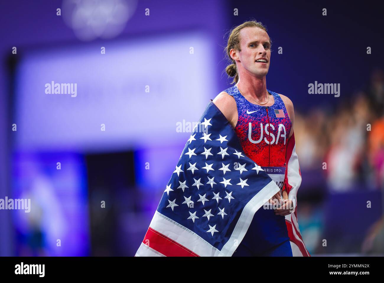 Cole Hocker celebrating her medal with her country's flag at the Paris ...