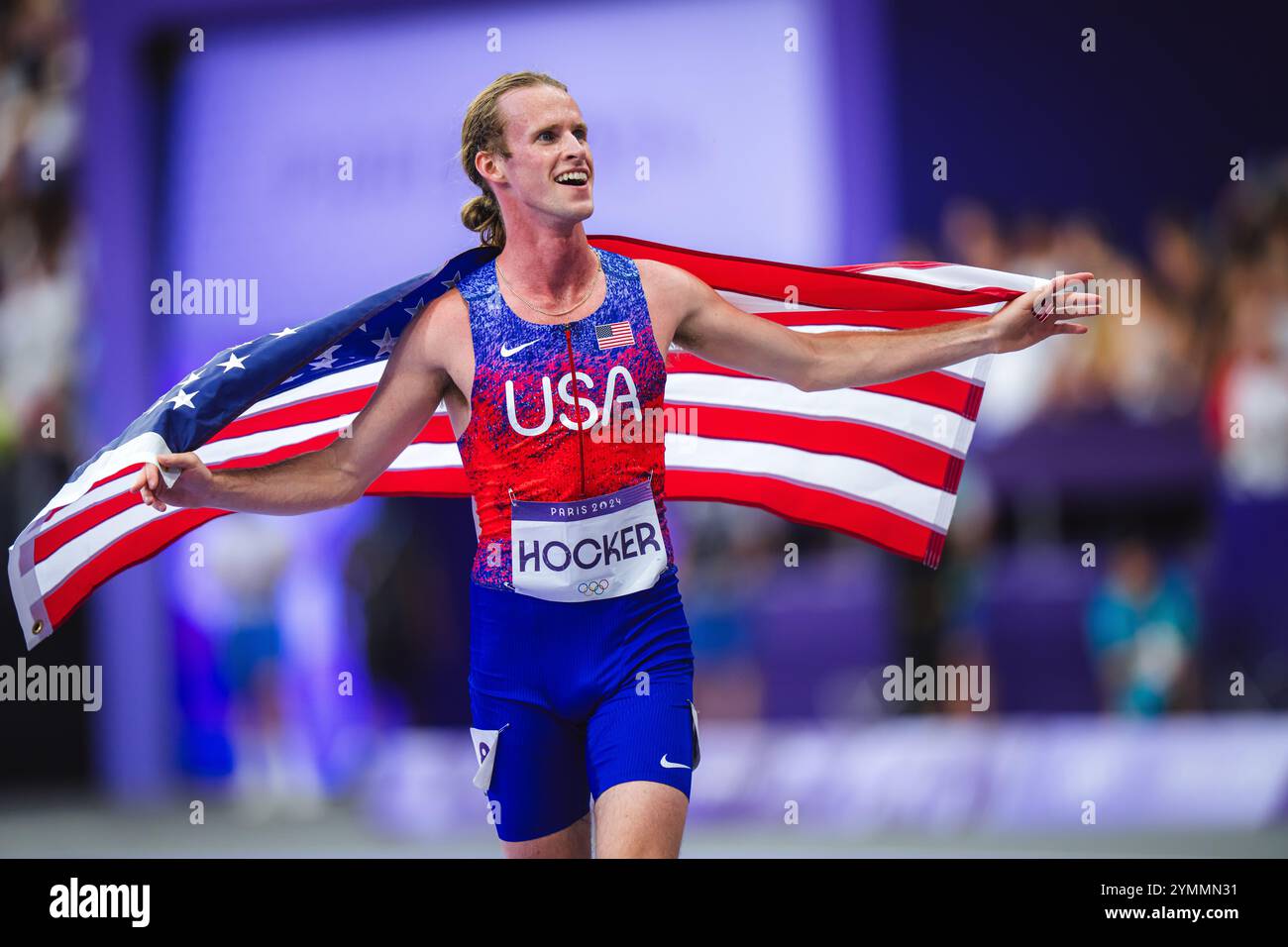 Cole Hocker celebrating her medal with her country's flag at the Paris ...