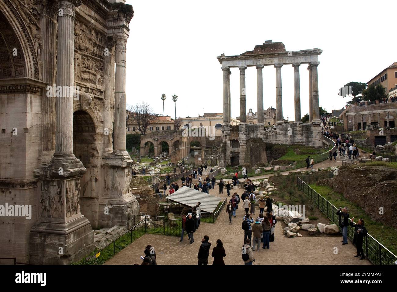 Tourists visit the Roman Forum in Rome Stock Photo - Alamy
